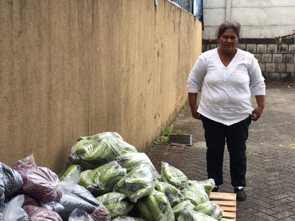 Campesinos nicas refugiados en Costa Rica donan su producción