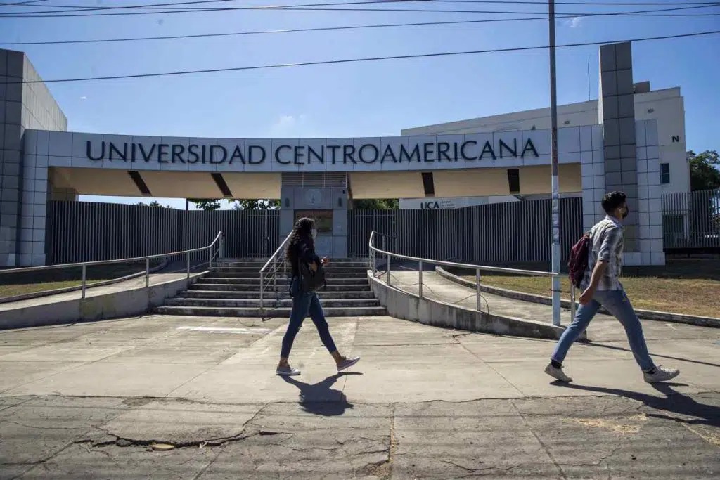 Estudiantes becados de la UCA “se la rebuscan” para seguir estudiando